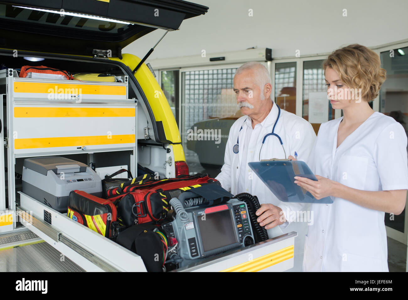Doctor's bag medical hi-res stock photography and images - Alamy