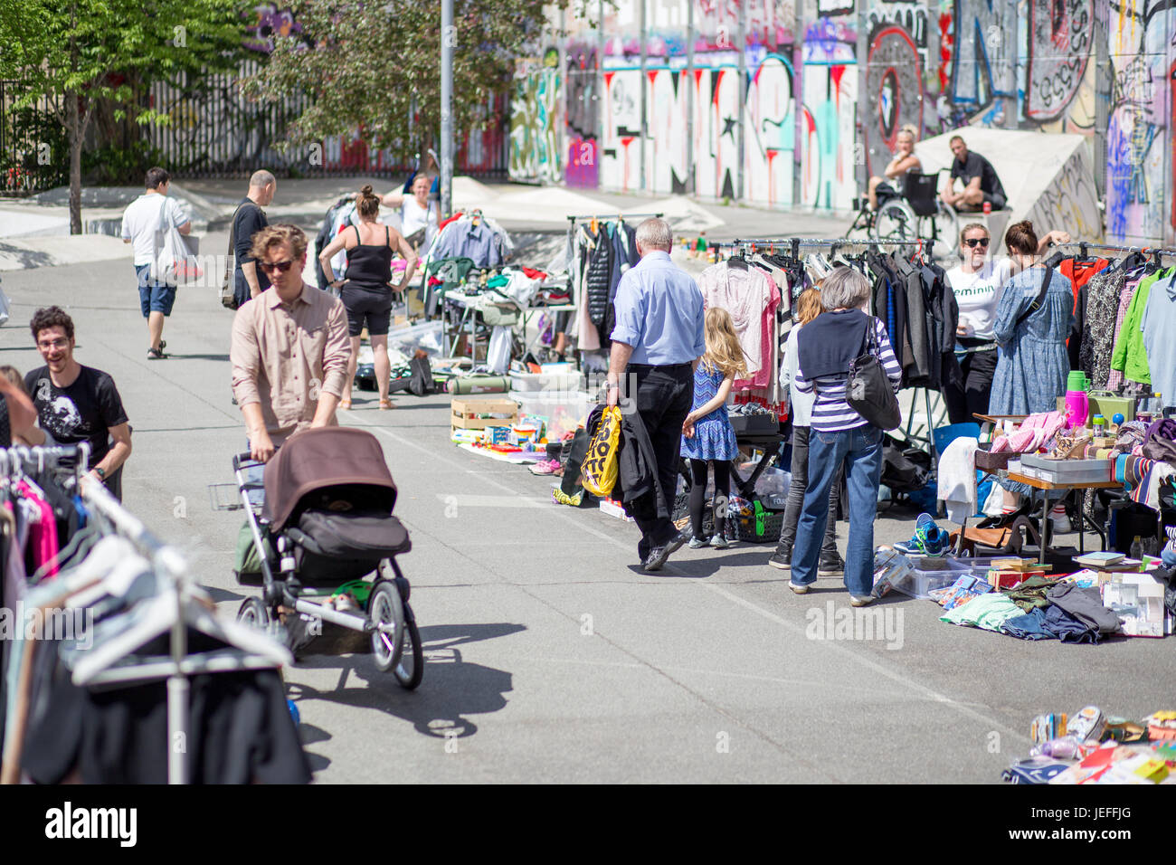 Flea_market hi-res stock photography and images - Alamy