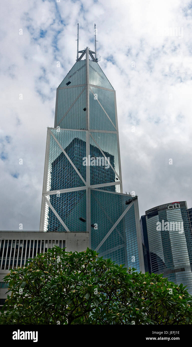 High rise buildings with ground level human space dominate Hong Kong ...