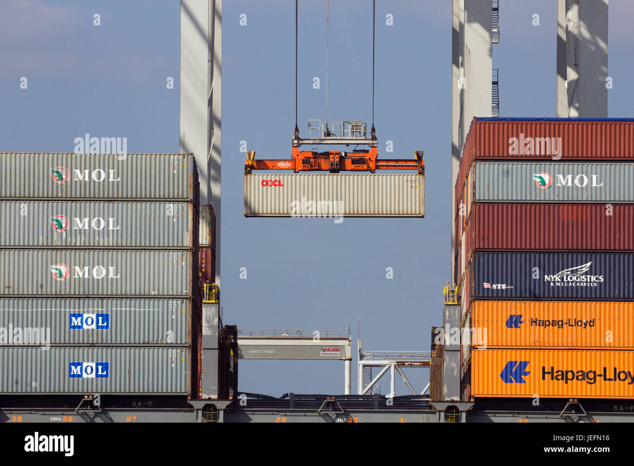 Shipping container loading onto ship hi-res stock photography and ...