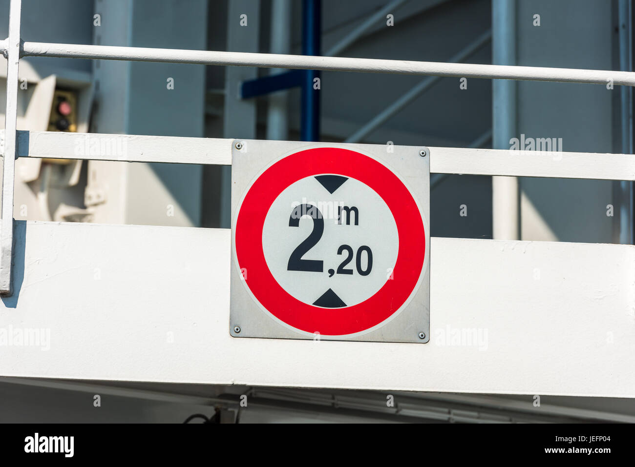Sign of height restriction hi-res stock photography and images - Alamy