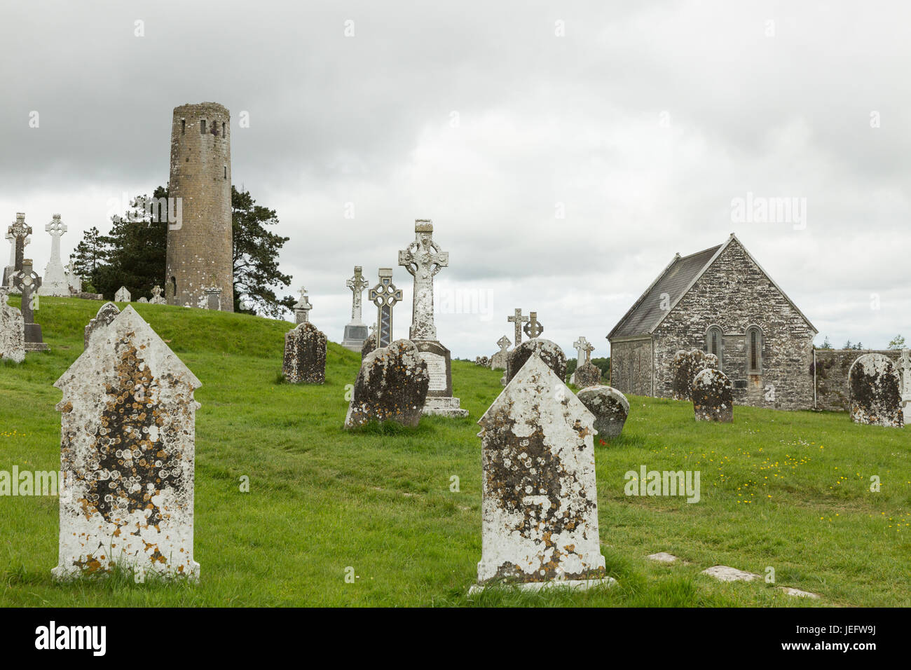 cemetery and ruins of the 6th century monastery of Clonmacnoise Stock ...
