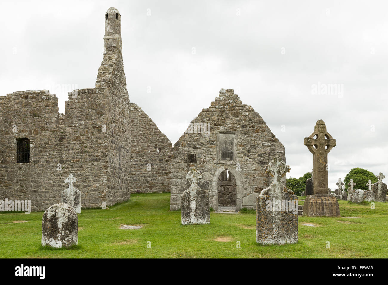 cemetery and ruins of the 6th century monastery of Clonmacnoise Stock ...