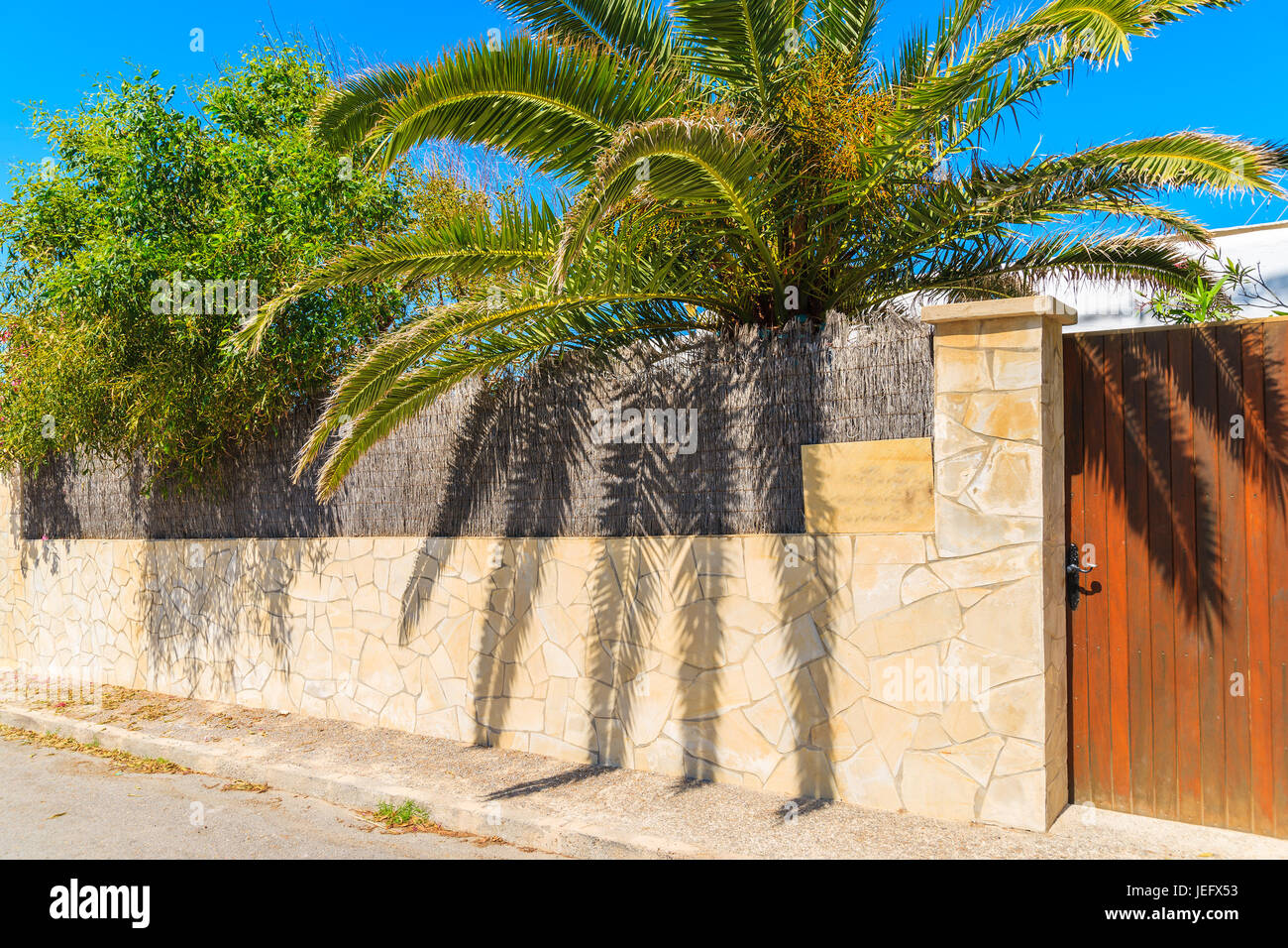 Entrance gate palm trees hi-res stock photography and images - Alamy
