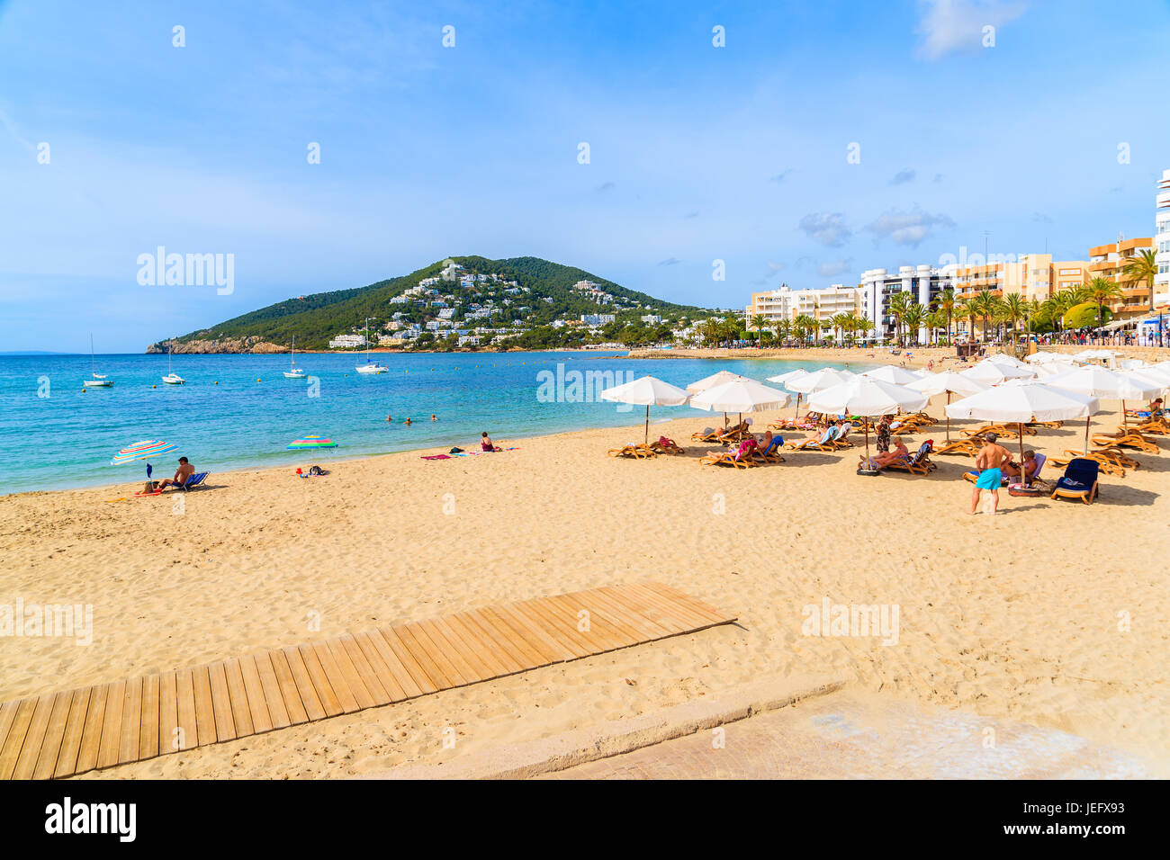 People sunbathing on beach hi-res stock photography and images - Alamy