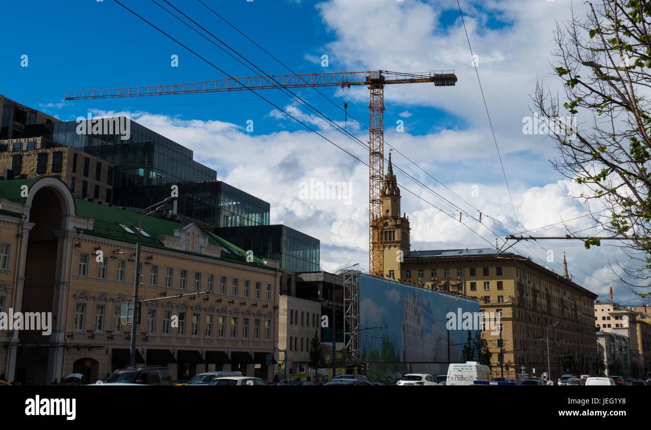 Blue sky tower crane hi-res stock photography and images - Alamy