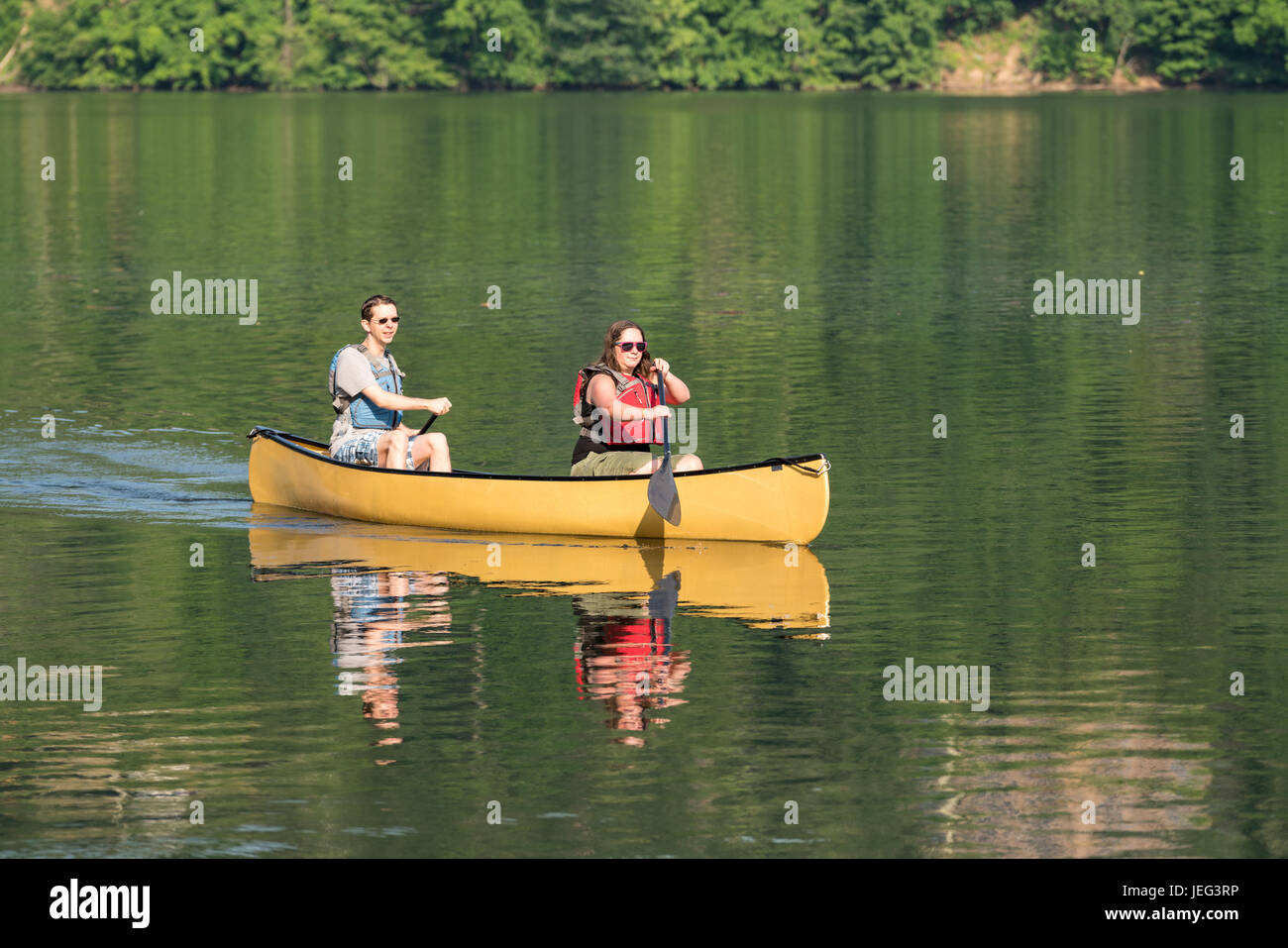Canoe couple lake hi-res stock photography and images - Alamy