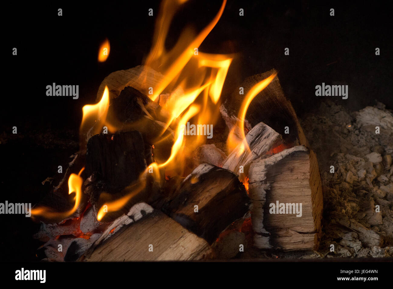 Image of burning logs hi-res stock photography and images - Alamy