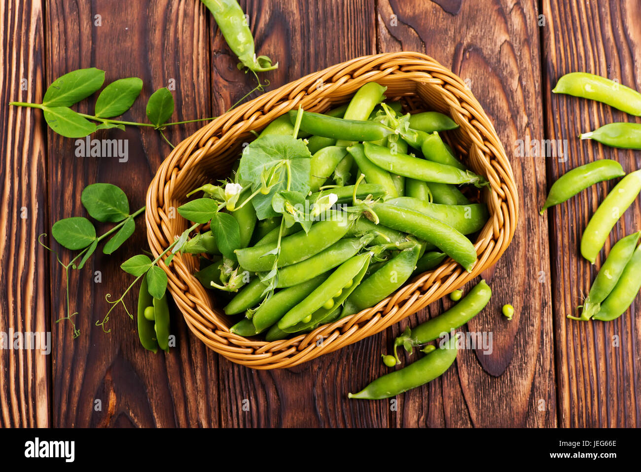Unshelled peas hi-res stock photography and images - Alamy