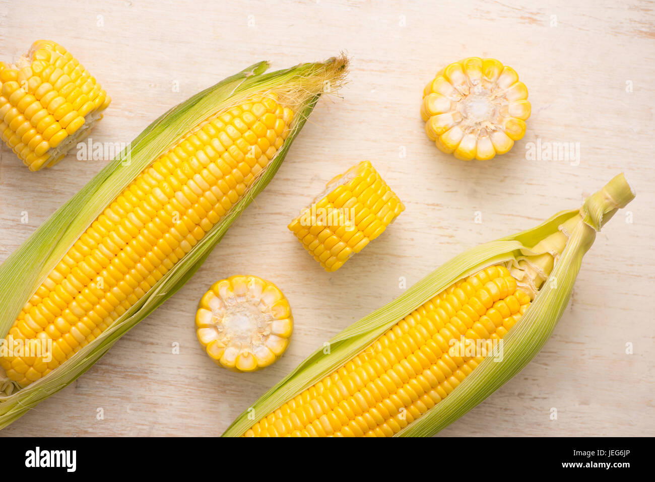 Sweet corns. Fresh corn on cobs on wooden table Stock Photo - Alamy