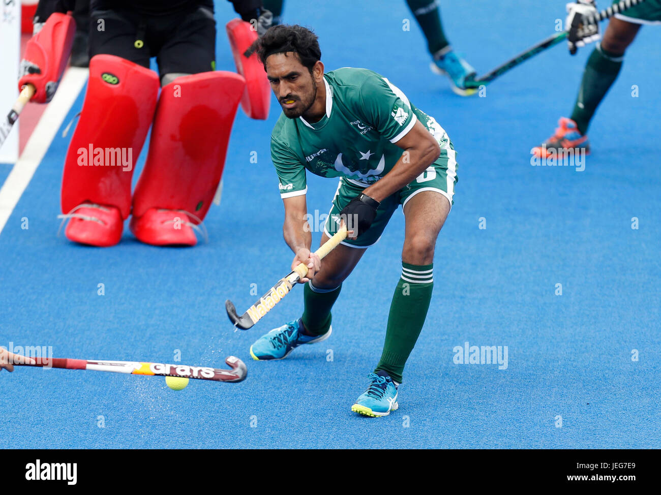 Pakistan's Tasawar Abbas during the Men's World Hockey League Semi ...