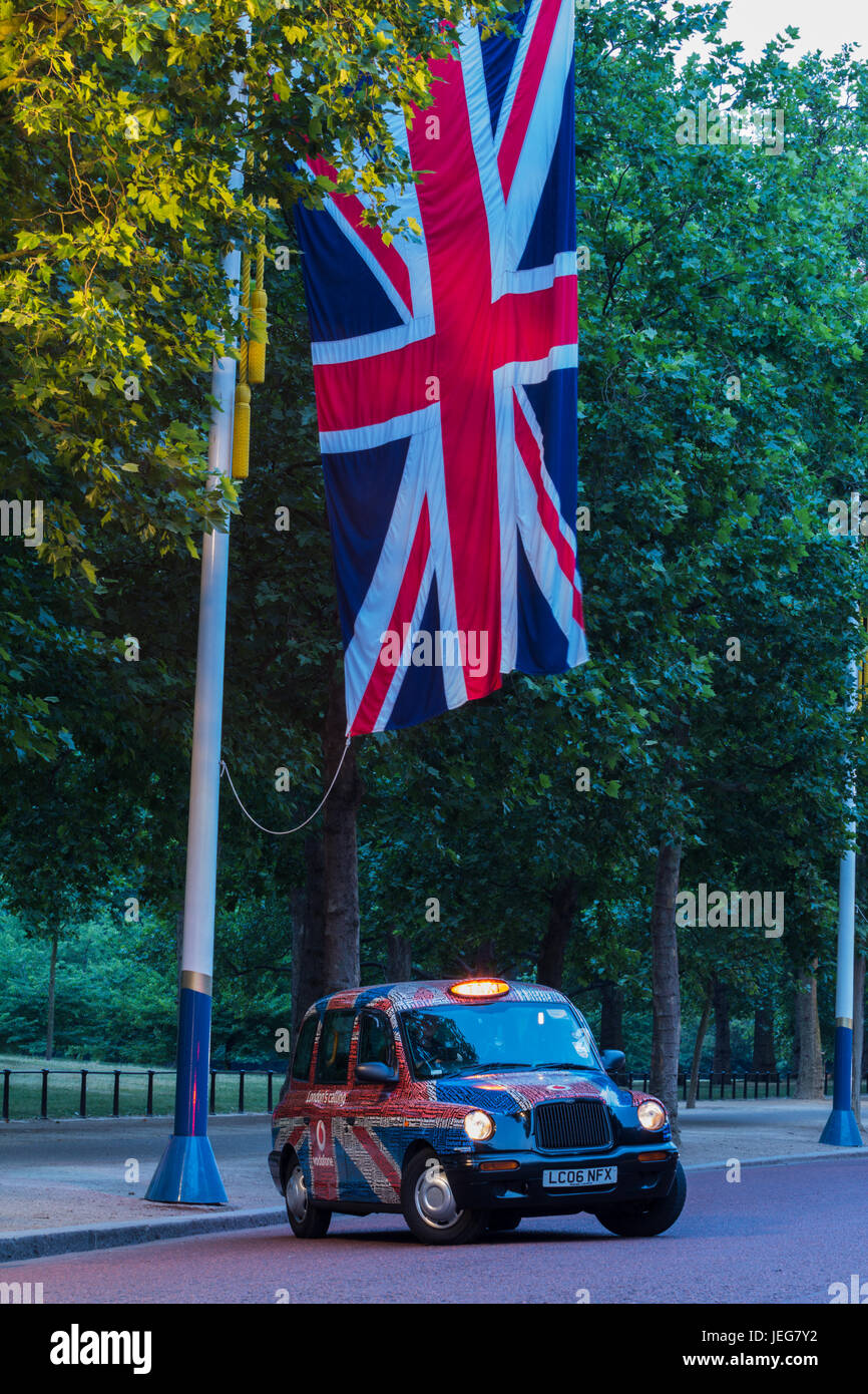 Union jack flag above london taxi hi-res stock photography and images ...