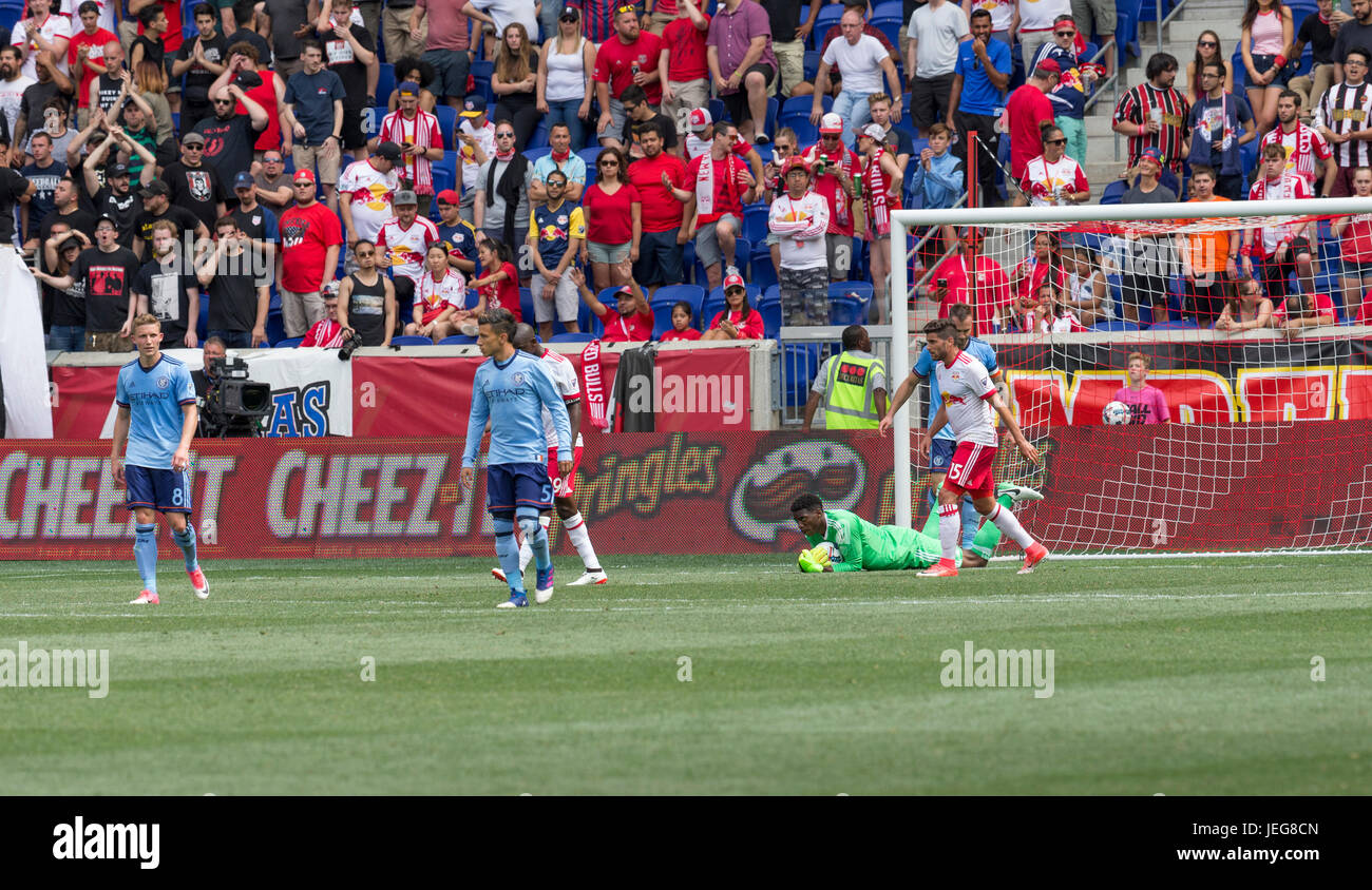 Harrison, United States. 24th June, 2017. Goalkeeper Sean Johnson (1 ...