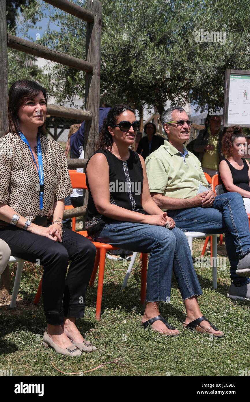Israeli singer Achinoam Nini visits the female branch of the ...