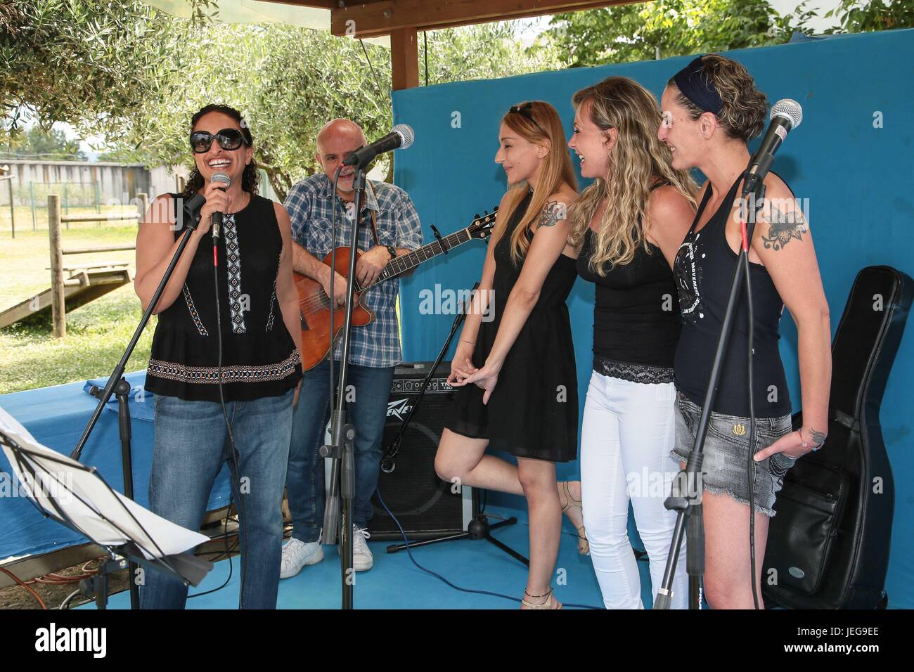 Israeli singer Achinoam Nini visits the female branch of the ...