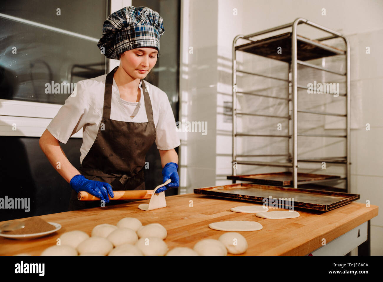 a Baker making cinnamon rolls Stock Photo - Alamy