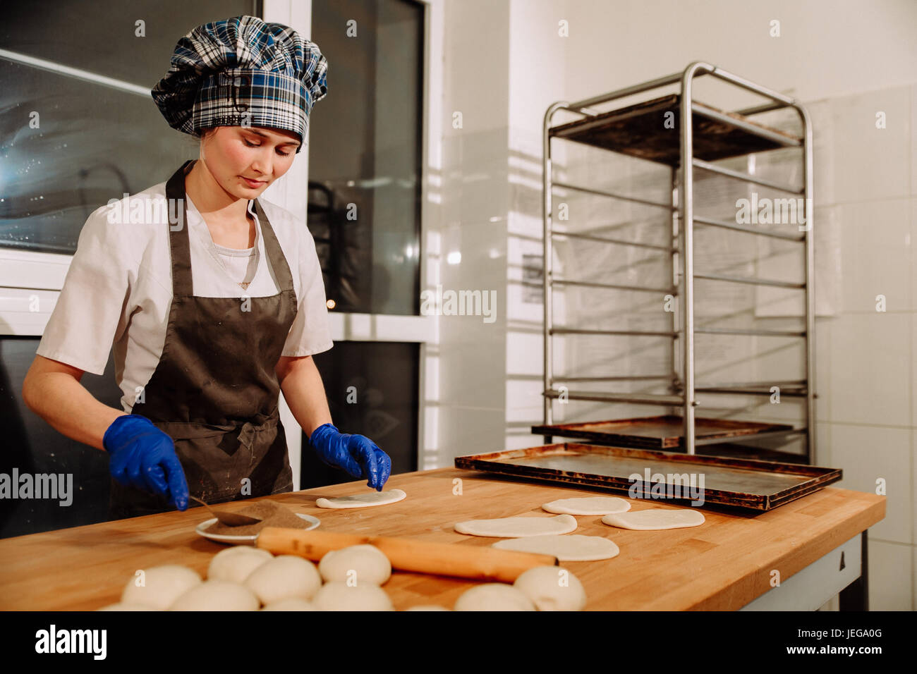 a Baker making cinnamon rolls Stock Photo - Alamy