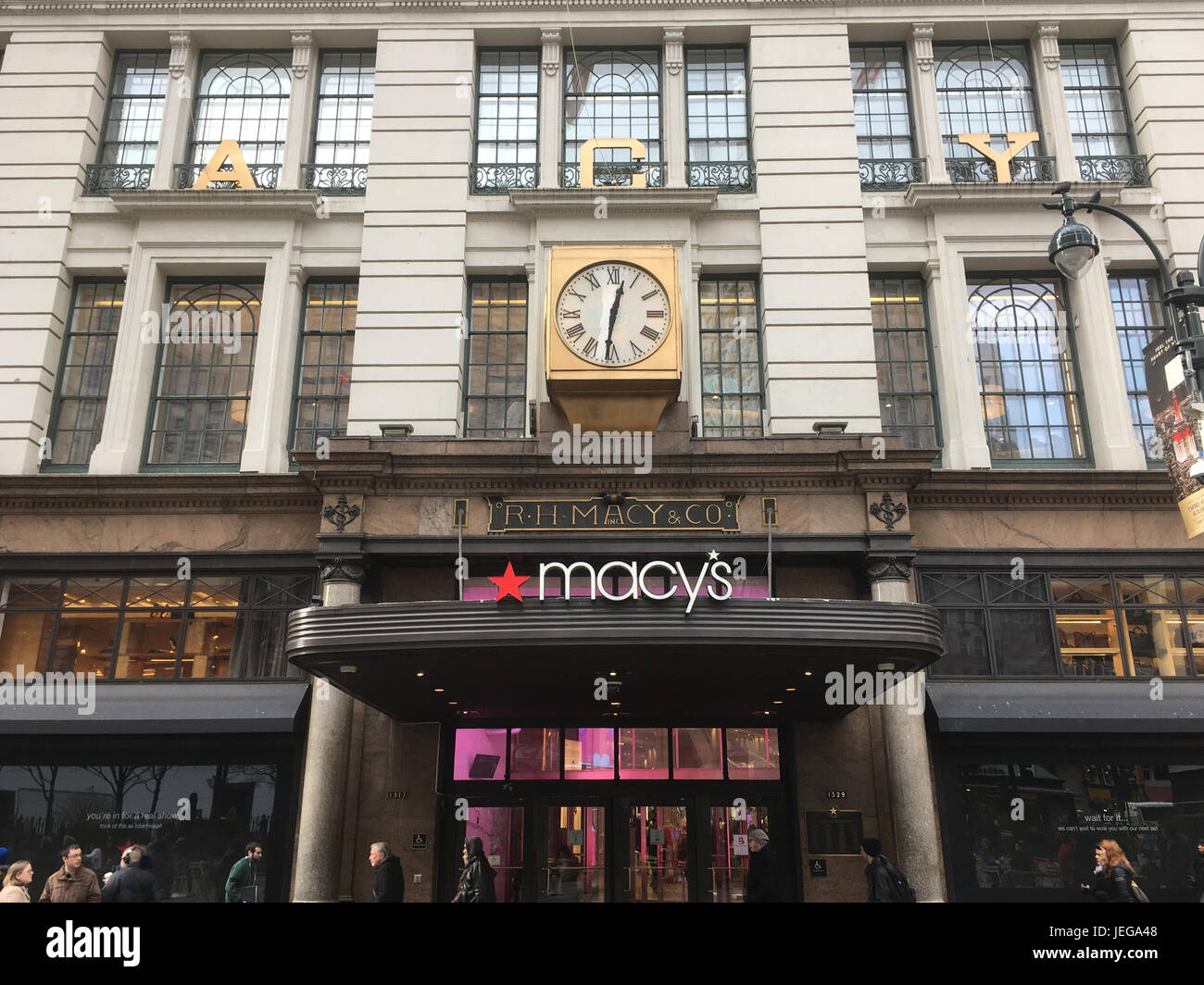 Front entrance macys department store hi-res stock photography and ...