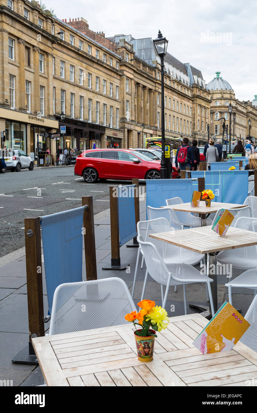 Uk street cafe hi-res stock photography and images - Alamy