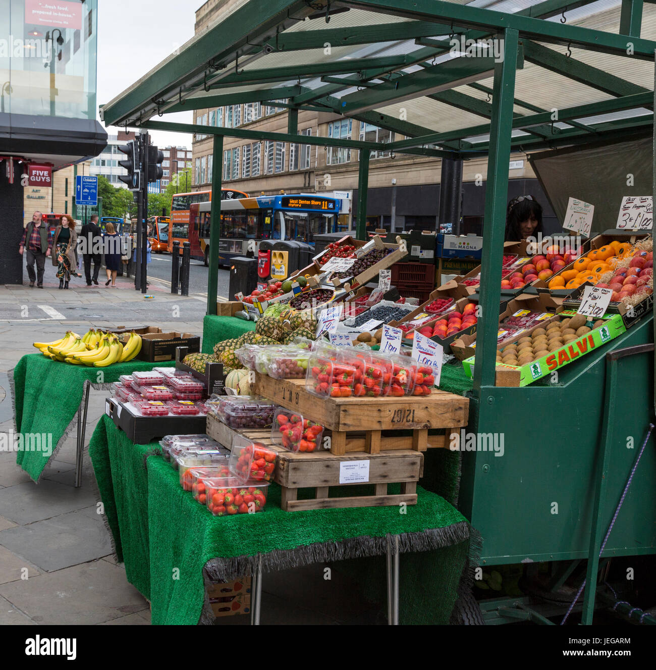 Fruit stand hi-res stock photography and images - Alamy