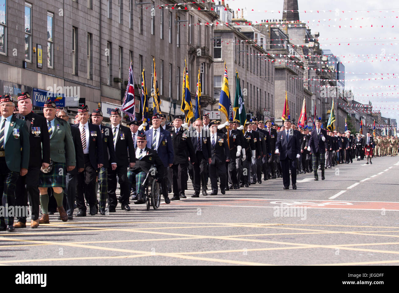 Soldiers bagpipes hi-res stock photography and images - Alamy