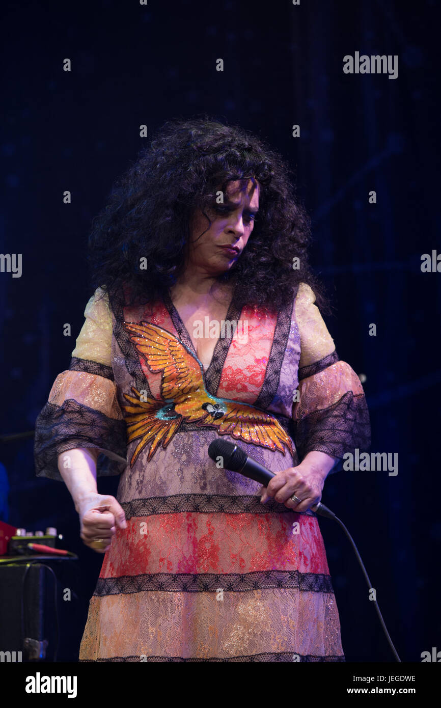 The singer Gal Costa performs the recording of the DVD "Estratosférica ...