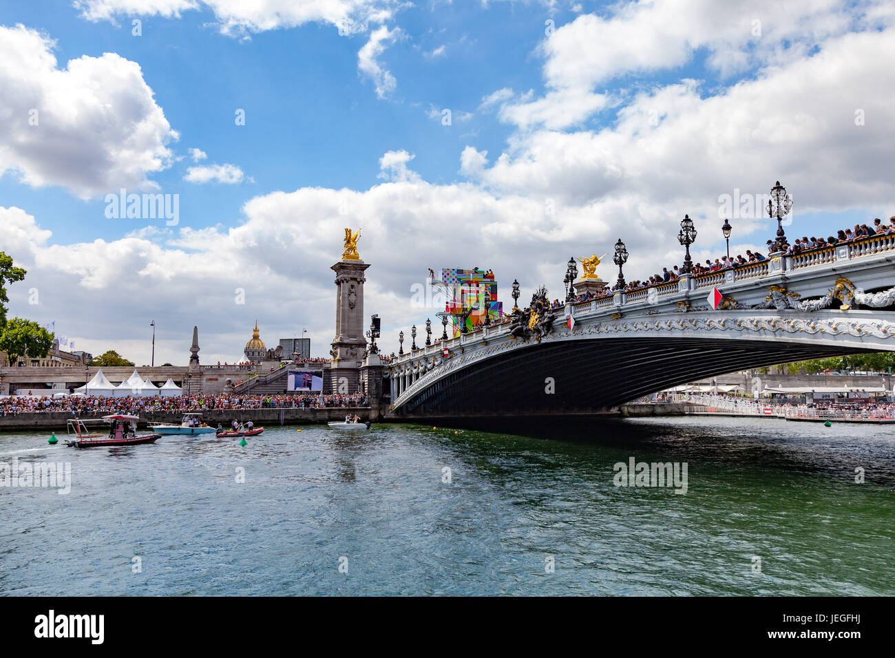 Paris, France. 24th Jun, 2017. Diving athlete demonstrating over the ...