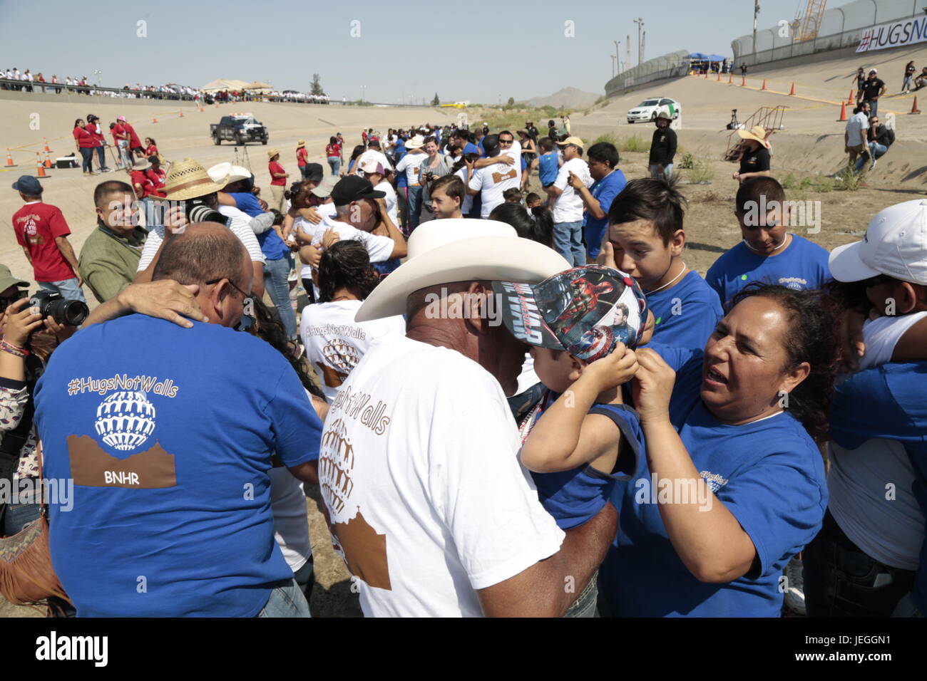 Juarez, Mexico. 24th June, 2017. Members of a family hug each other ...