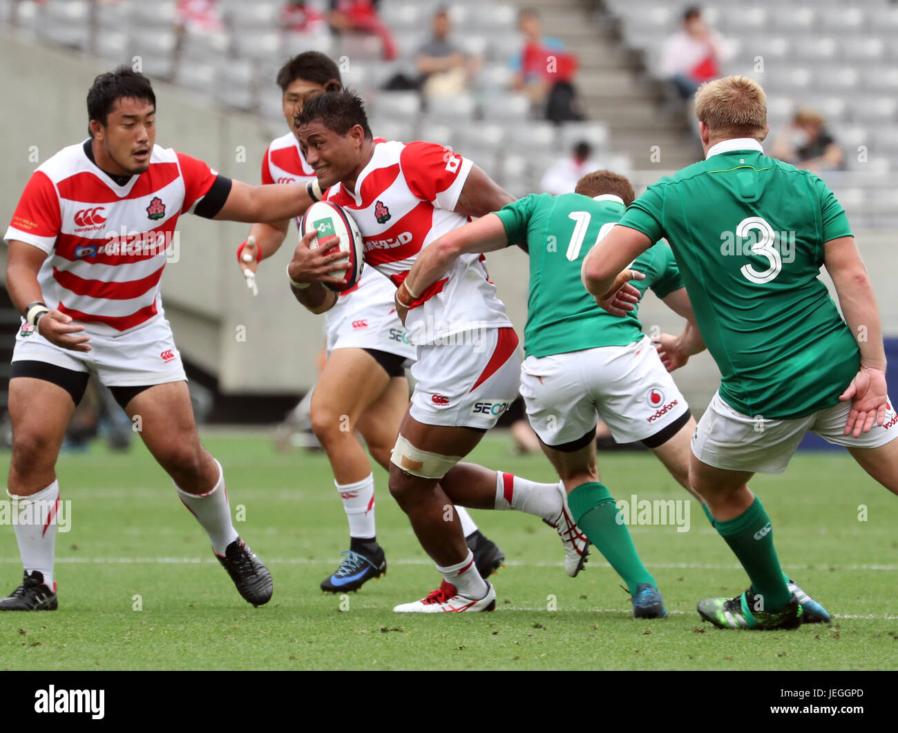 Tokyo, Japan. 24th June, 2017. Japan's Uwe Helu carries the ball duirng ...