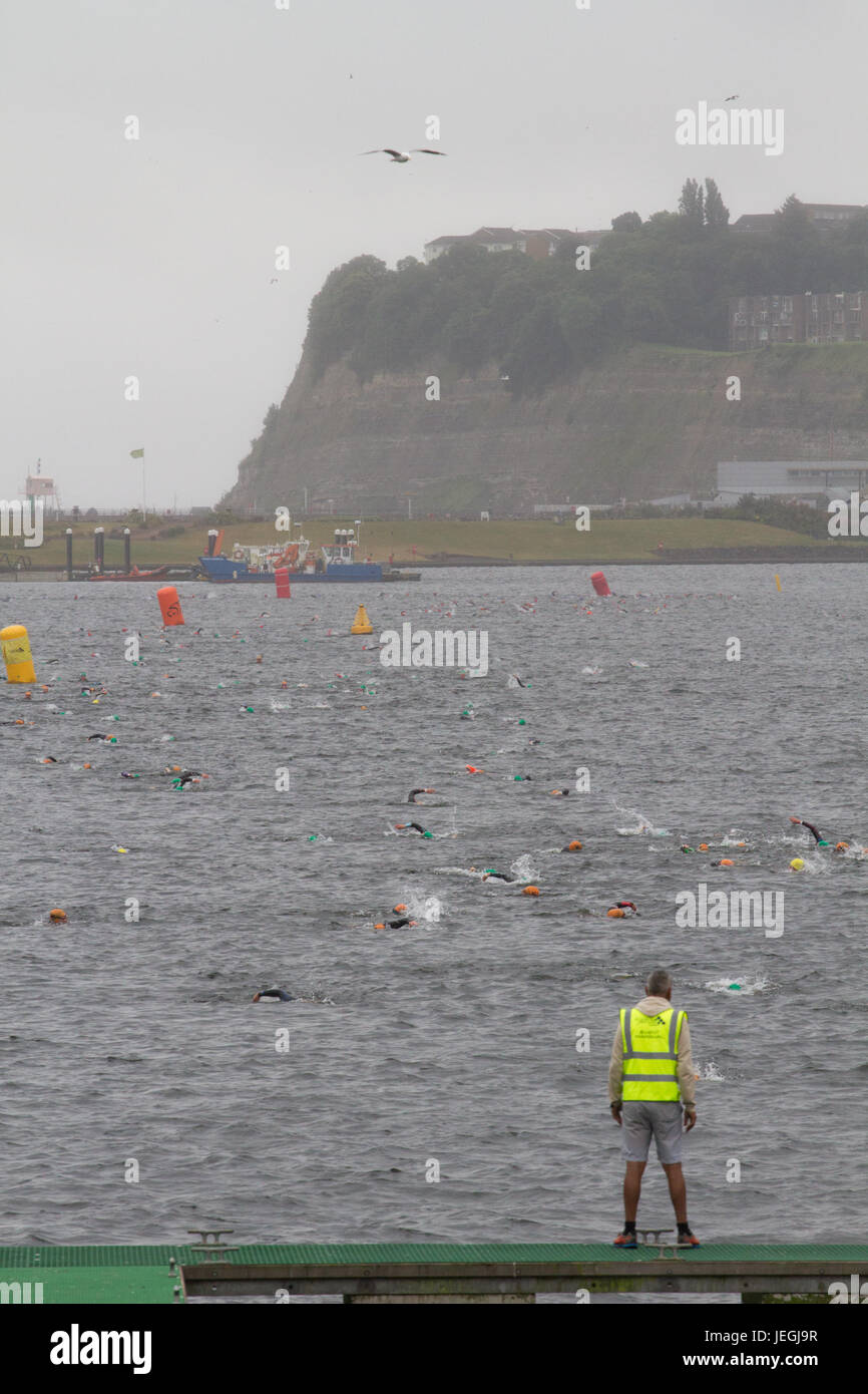 Cardiff Triathlon, Cardiff Bay, South Wales. 25 June 2017. Athletes ...
