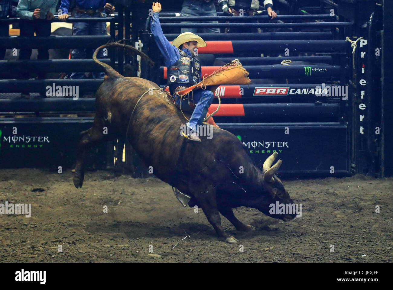 (170625) -- TORONTO, June 25, 2017 (Xinhua)-- Cowboy Justin Lloyd of ...