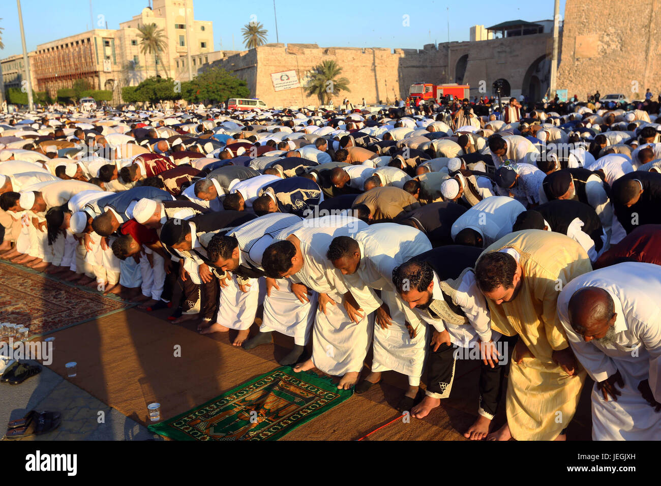 Tripoli, Libya. 25th June, 2017. Muslims gather at the Martyrs' Square ...