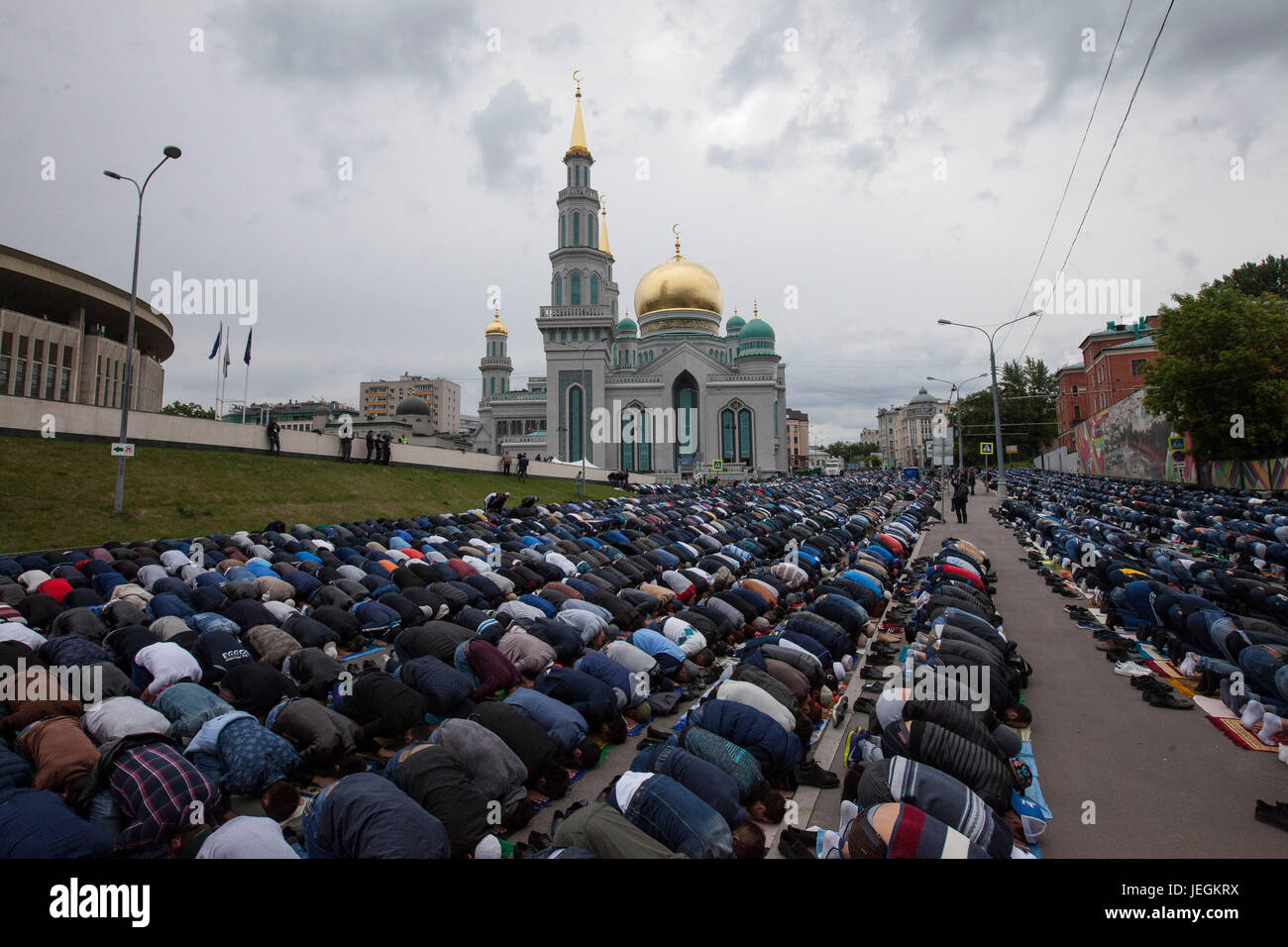 Moscow, Russia. 25th June, 2017. Muslim men perform Eid al-Fitr prayers ...