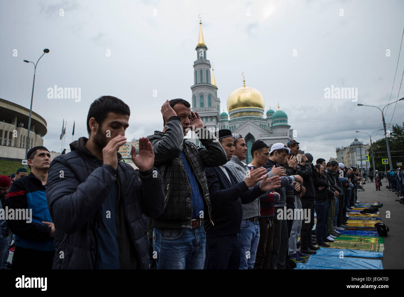 Moscow, Russia. 25th June, 2017. Muslim men perform Eid al-Fitr prayers ...