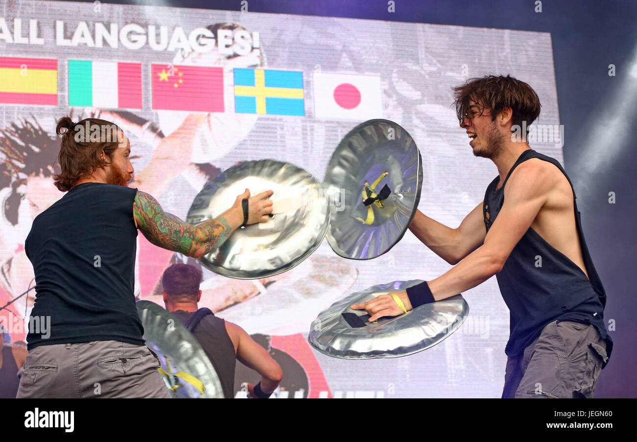 The cast of stomp hi-res stock photography and images - Alamy