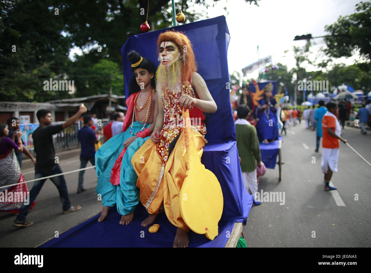 Dhaka, Bangladesh. 25th June, 2017. Bangladeshi children dressed up as ...