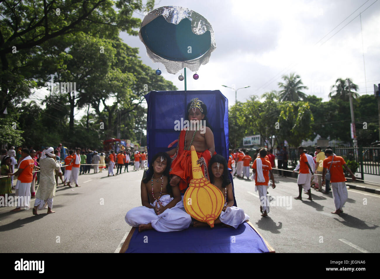 Dhaka, Bangladesh. 25th June, 2017. Bangladeshi children dressed up as ...