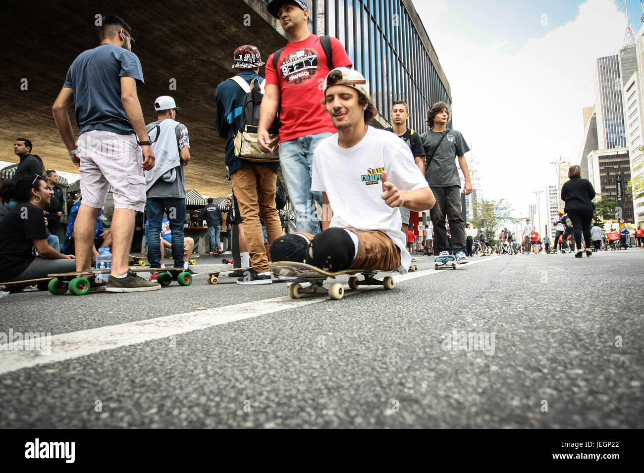 Sao Paulo, Brazil. 25th Jun, 2017. Thousands of skateboarders celebrate ...