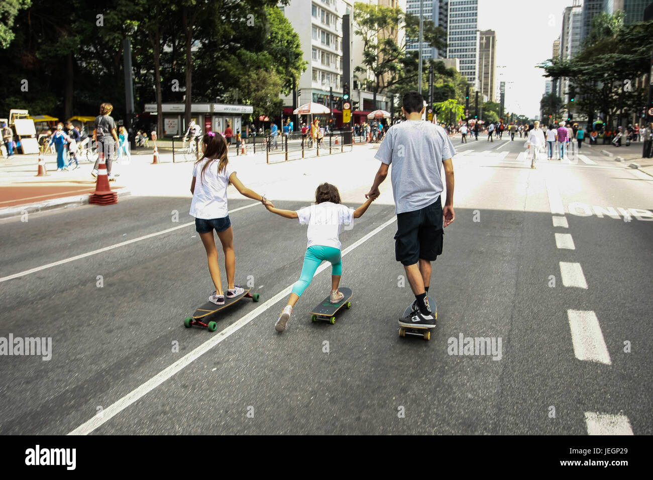 Sao Paulo, Brazil. 25th Jun, 2017. Thousands of skateboarders celebrate ...