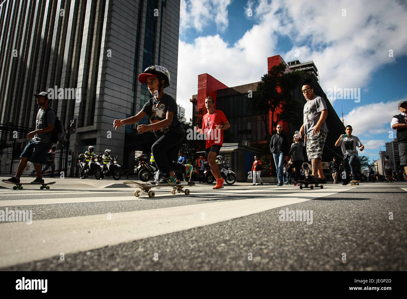 Sao Paulo, Brazil. 25th Jun, 2017. Thousands of skateboarders celebrate ...