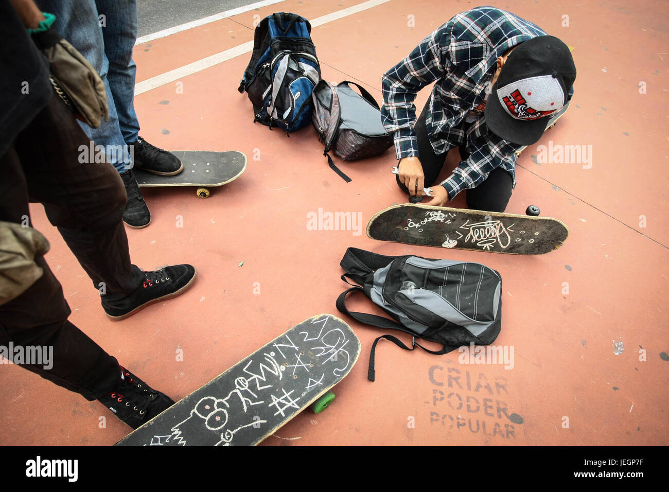 Sao Paulo, Brazil. 25th Jun, 2017. Thousands of skateboarders celebrate ...