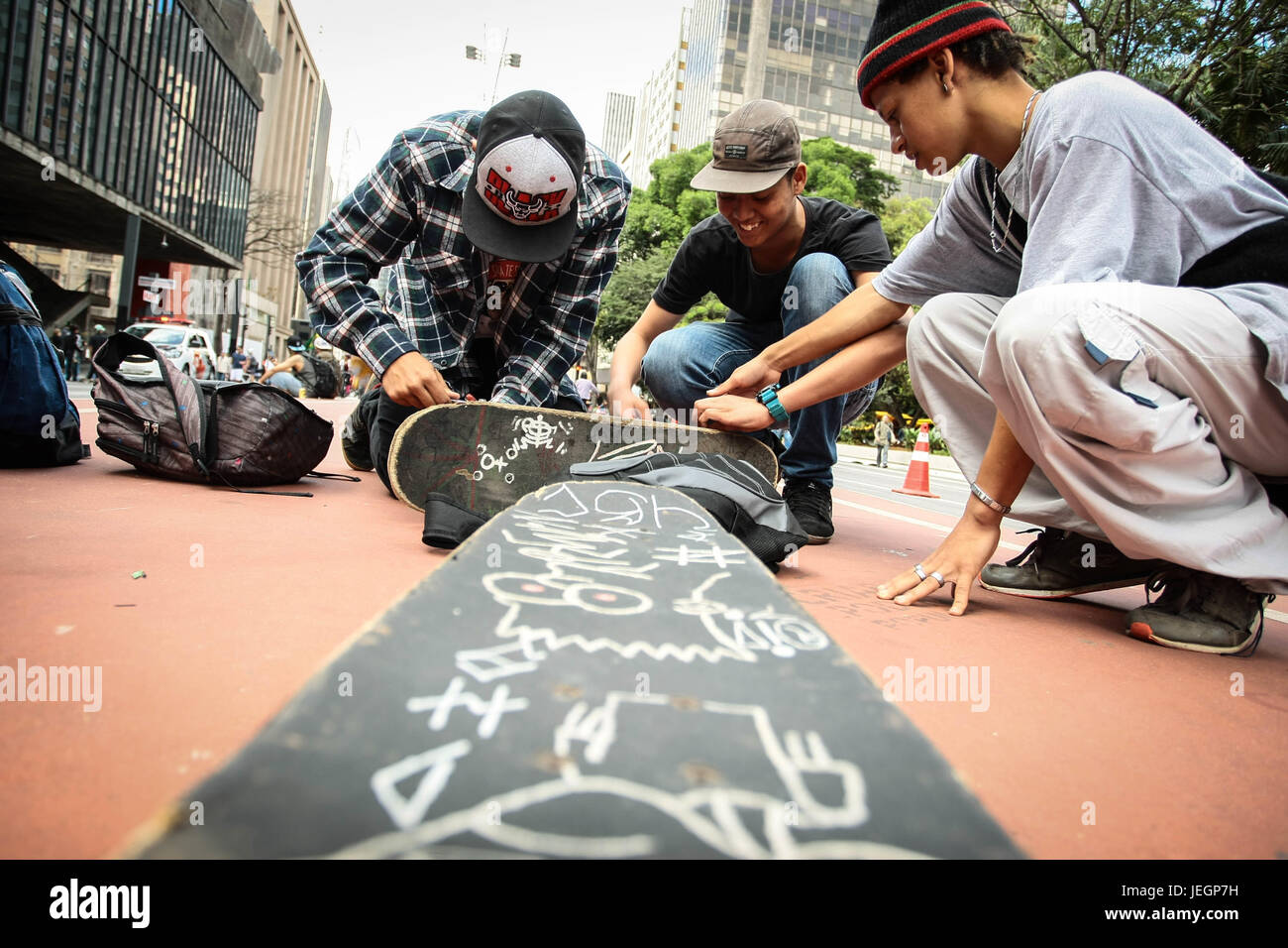 Sao Paulo, Brazil. 25th Jun, 2017. Thousands of skateboarders celebrate ...