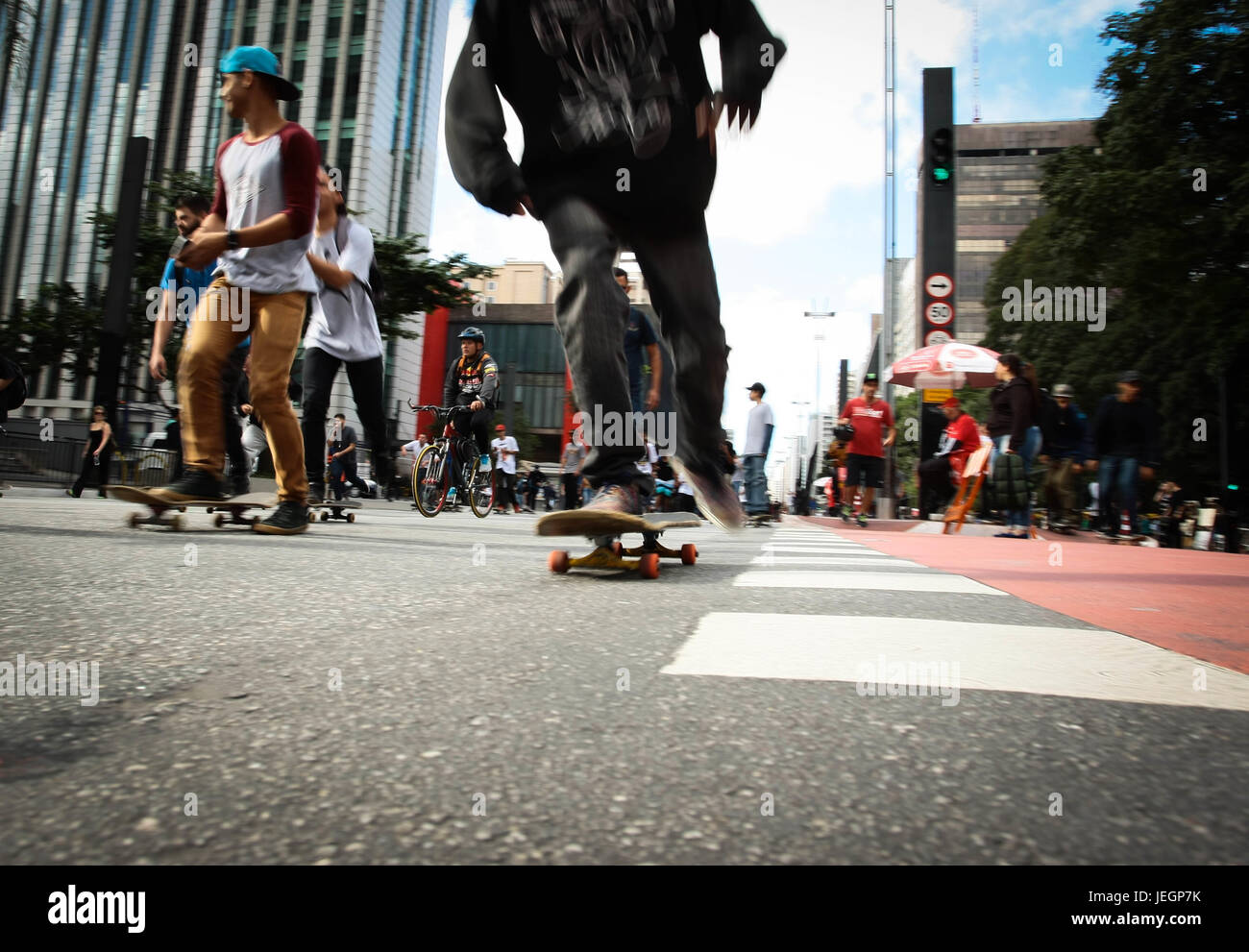 Sao Paulo, Brazil. 25th Jun, 2017. Thousands of skateboarders celebrate ...