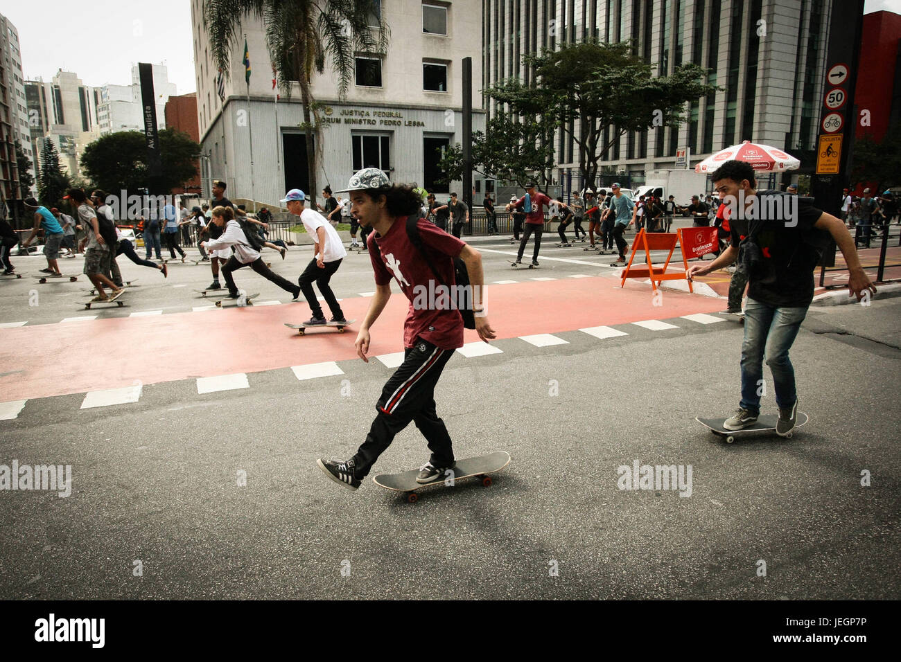 Sao Paulo, Brazil. 25th Jun, 2017. Thousands of skateboarders celebrate ...