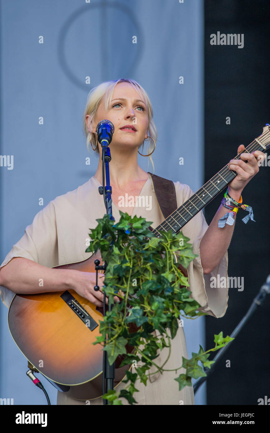 Laura marling glastonbury hi-res stock photography and images - Alamy