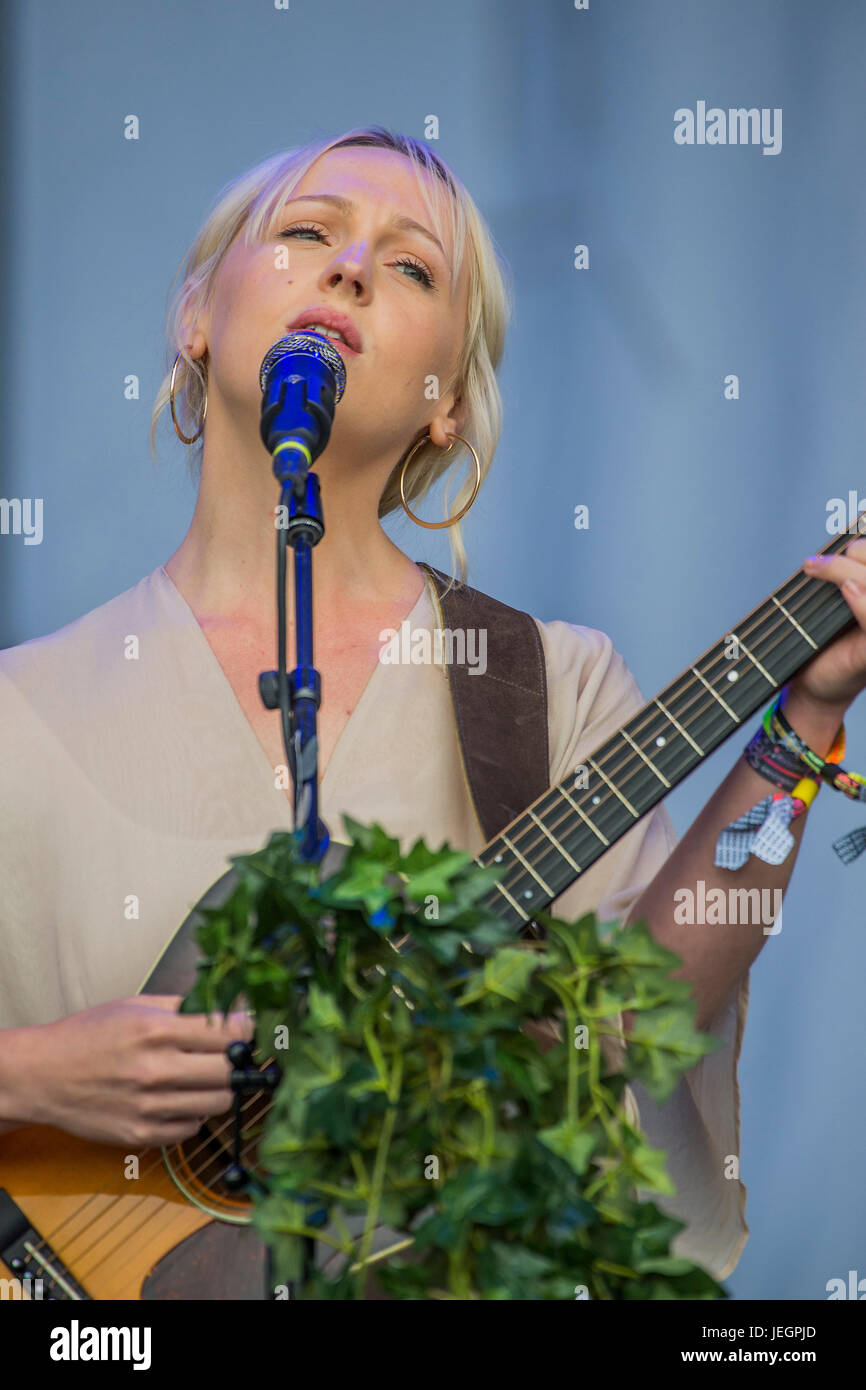 Laura Marling Glastonbury High Resolution Stock Photography and Images ...