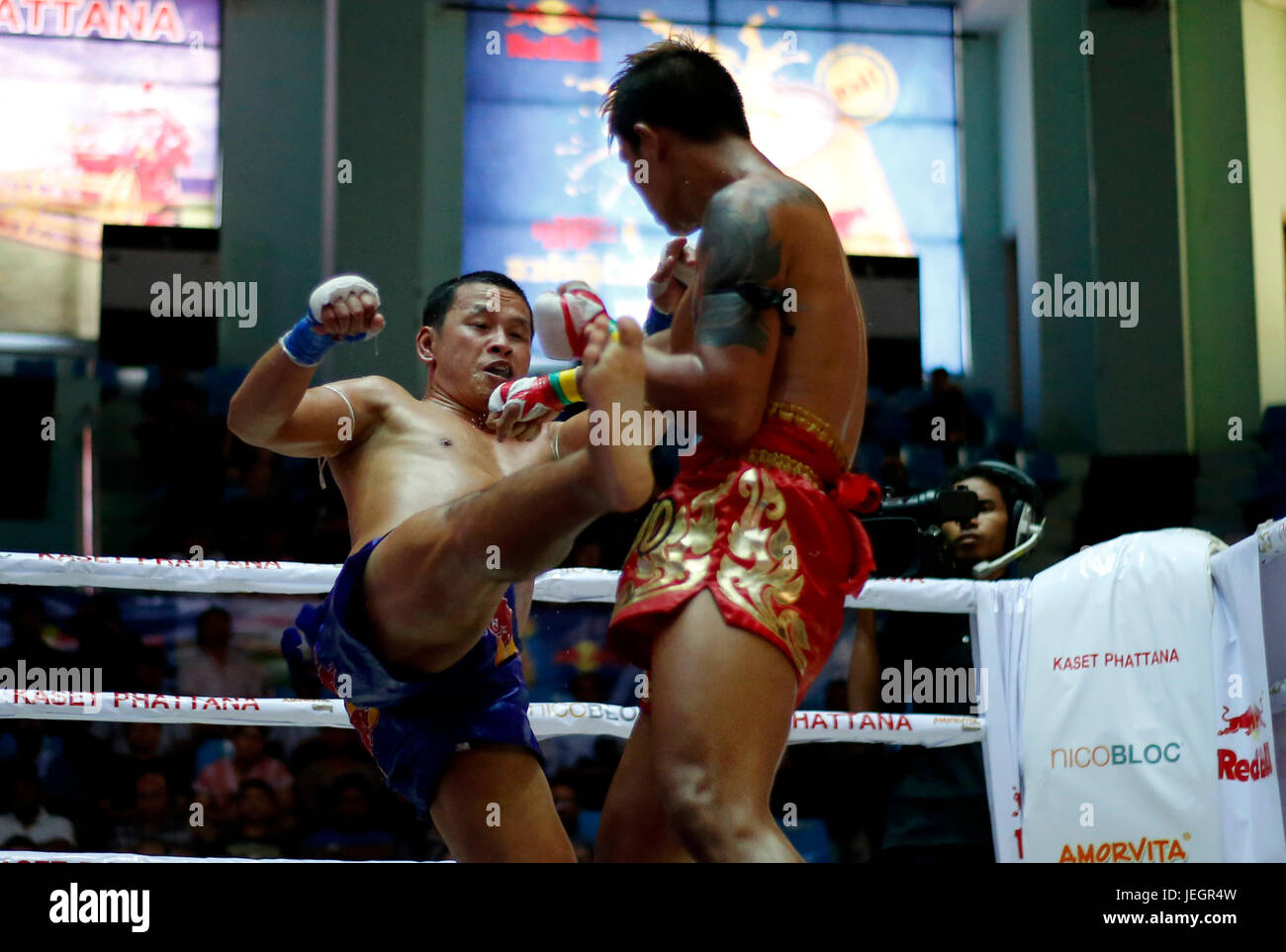 Yangon, Myanmar. 25th June, 2017. Kyal Sin Phyo (R) of Myanmar competes ...