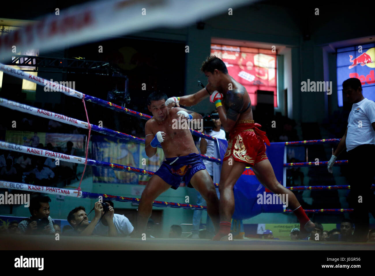 Yangon, Myanmar. 25th June, 2017. Kyal Sin Phyo (R) of Myanmar competes ...