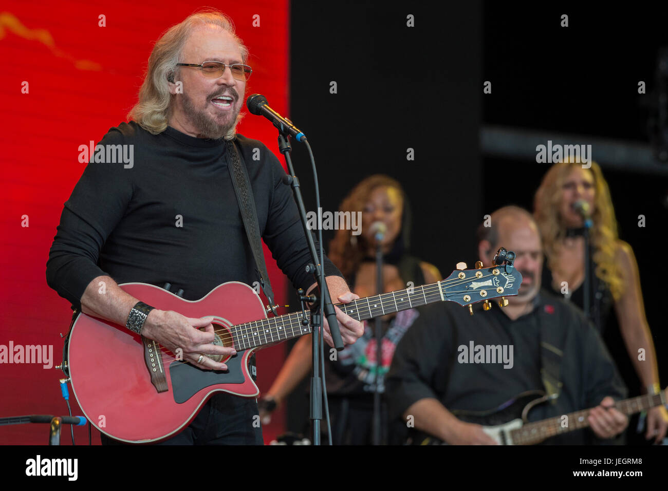 Glastonbury, UK. 25th June, 2017. Barry Gibb of the Bee Gees plays the ...