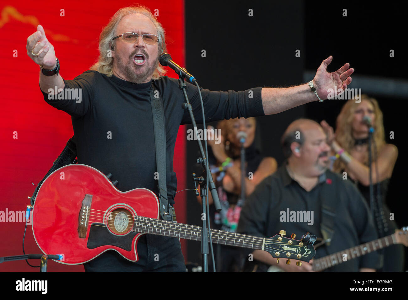 Glastonbury, UK. 25th June, 2017. Barry Gibb of the Bee Gees plays the ...